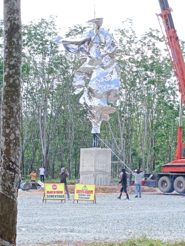 Patung Suhunan Riah, Simbol Komitmen Menjaga Kelestarian Alam ...